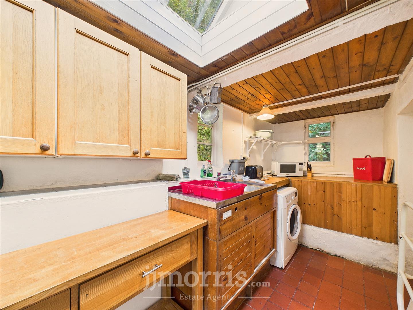 Cwmllan, Pontfaen, Fishguard – JJMorris